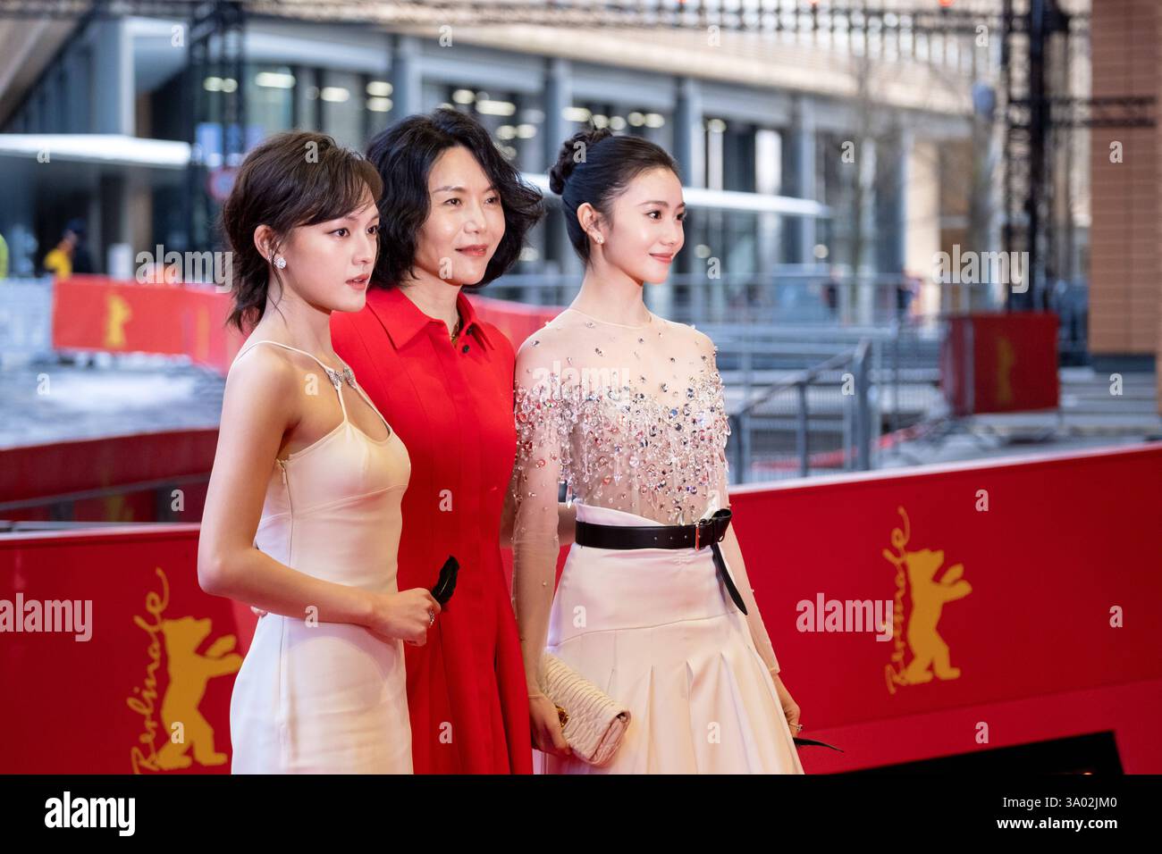 Schauspielerin Wen Qi, Regisseurin Vivian Qu und Schauspielerin Liu Haocun bei der Premiere des ...