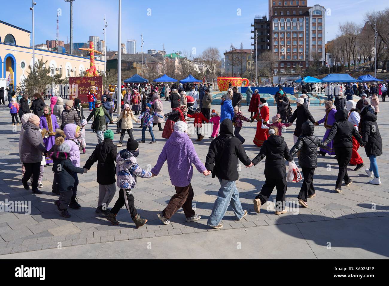 (250302) -- VLADIVOSTOK, March 2, 2025 (Xinhua) -- People participate ...