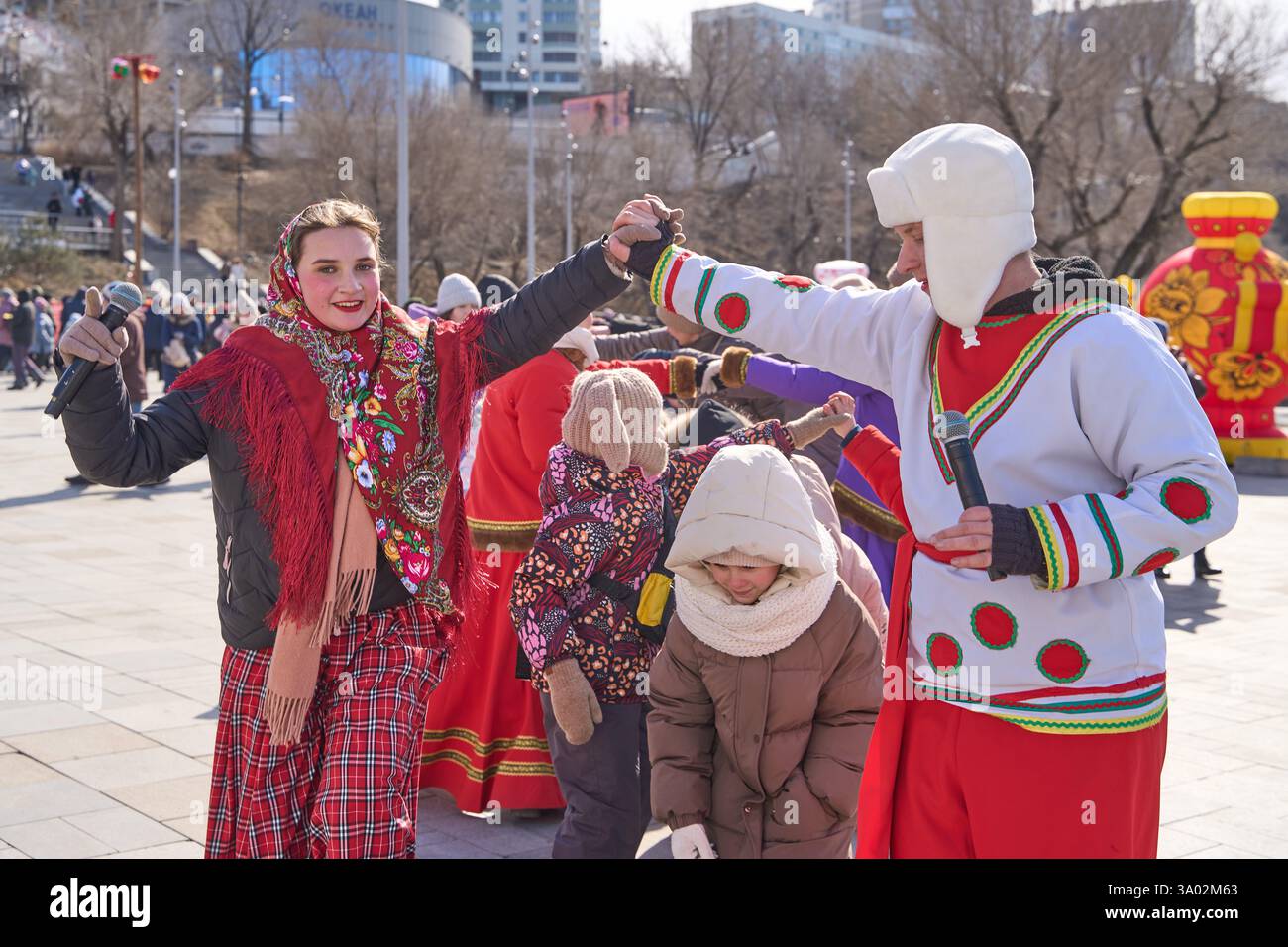 (250302) -- VLADIVOSTOK, March 2, 2025 (Xinhua) -- People play a group ...