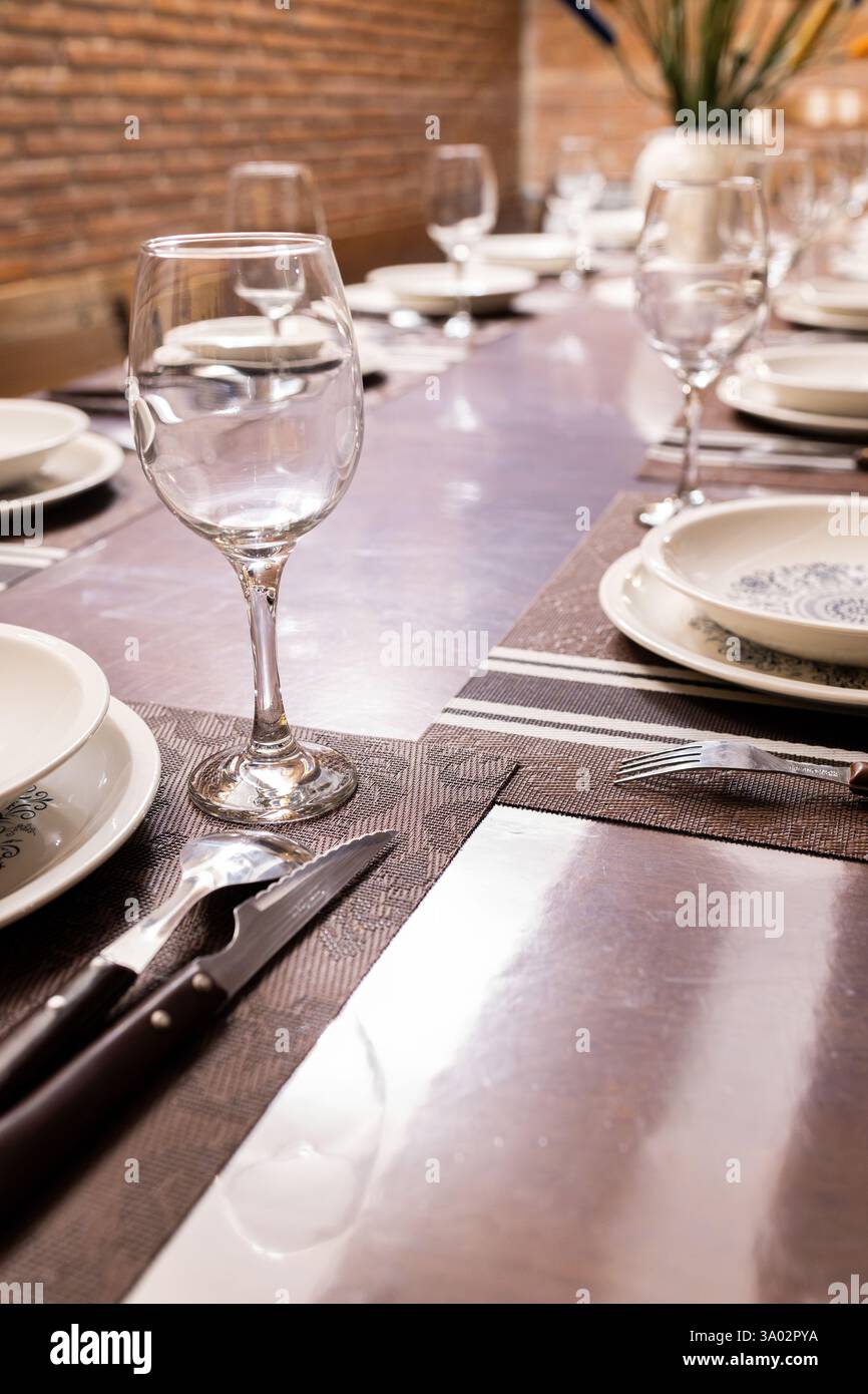Elegantly set dining table hi-res stock photography and images - Alamy