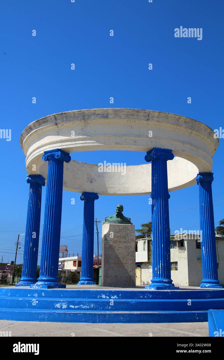 Bronze statue of hemingway hi-res stock photography and images - Alamy