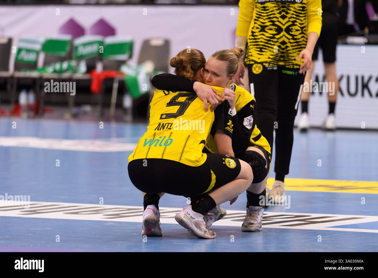 Lisa Antl (9 Borussia Dortmund) and Emma Olsson (29 Borussia Dortmund ...