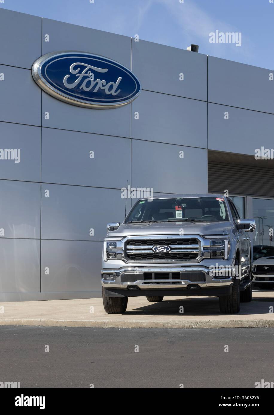 Greenwood - February 28, 2025: Ford F-150 4X4 Supercrew hybrid pickup ...