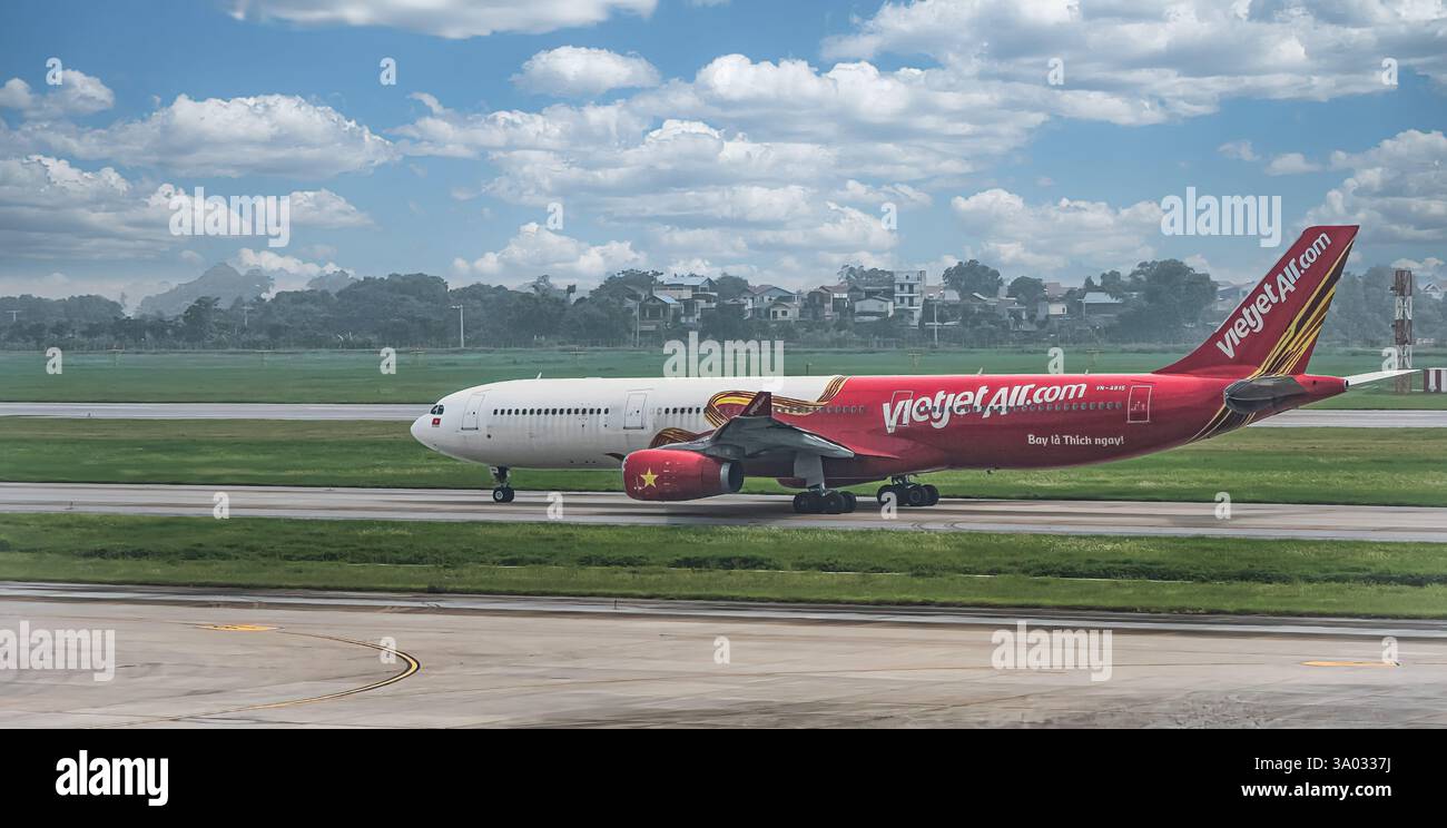 Viet Jet Air A320-200 lining up runway before departure from Tan Son ...