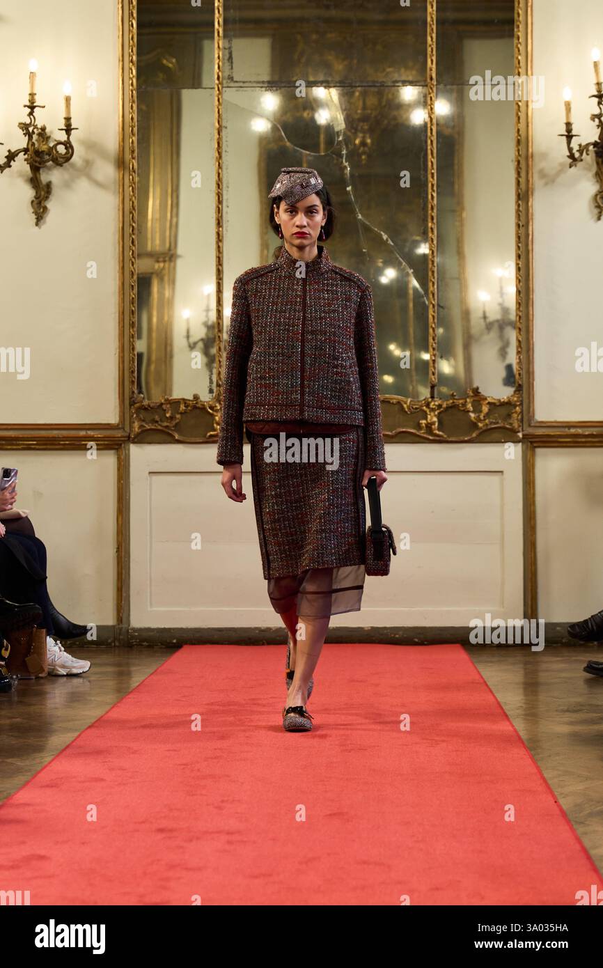 Milano Fashion Week - Women F/W 25-26 Hui fashion show Catwalk Milan ...