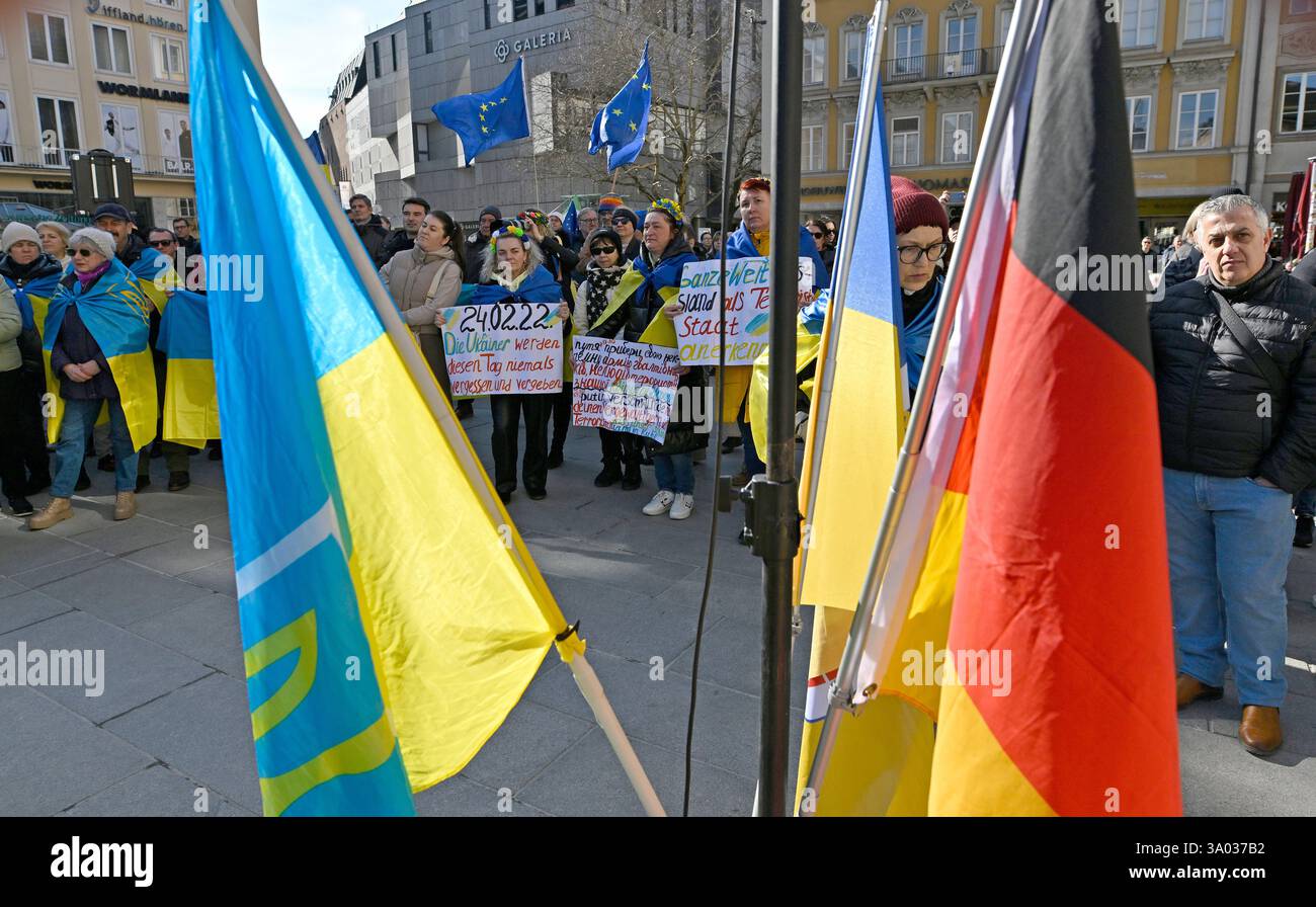 02 March 2025, Bavaria, Munich: Demonstrators with Ukrainian and ...