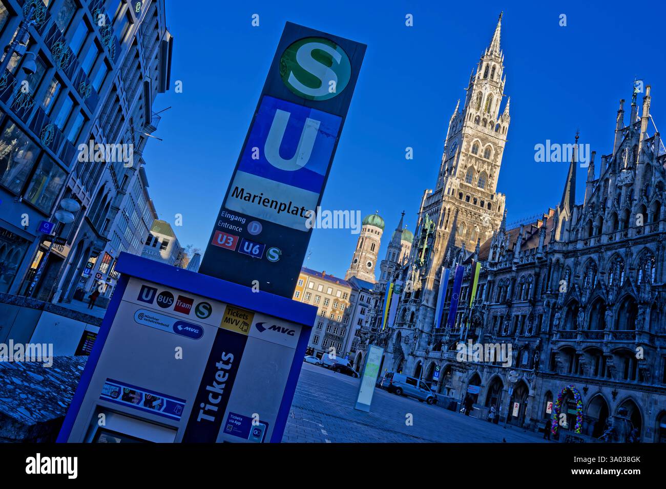 MVG in München. Eingang zur U - und S -Bahn am Marienplatz in München ...
