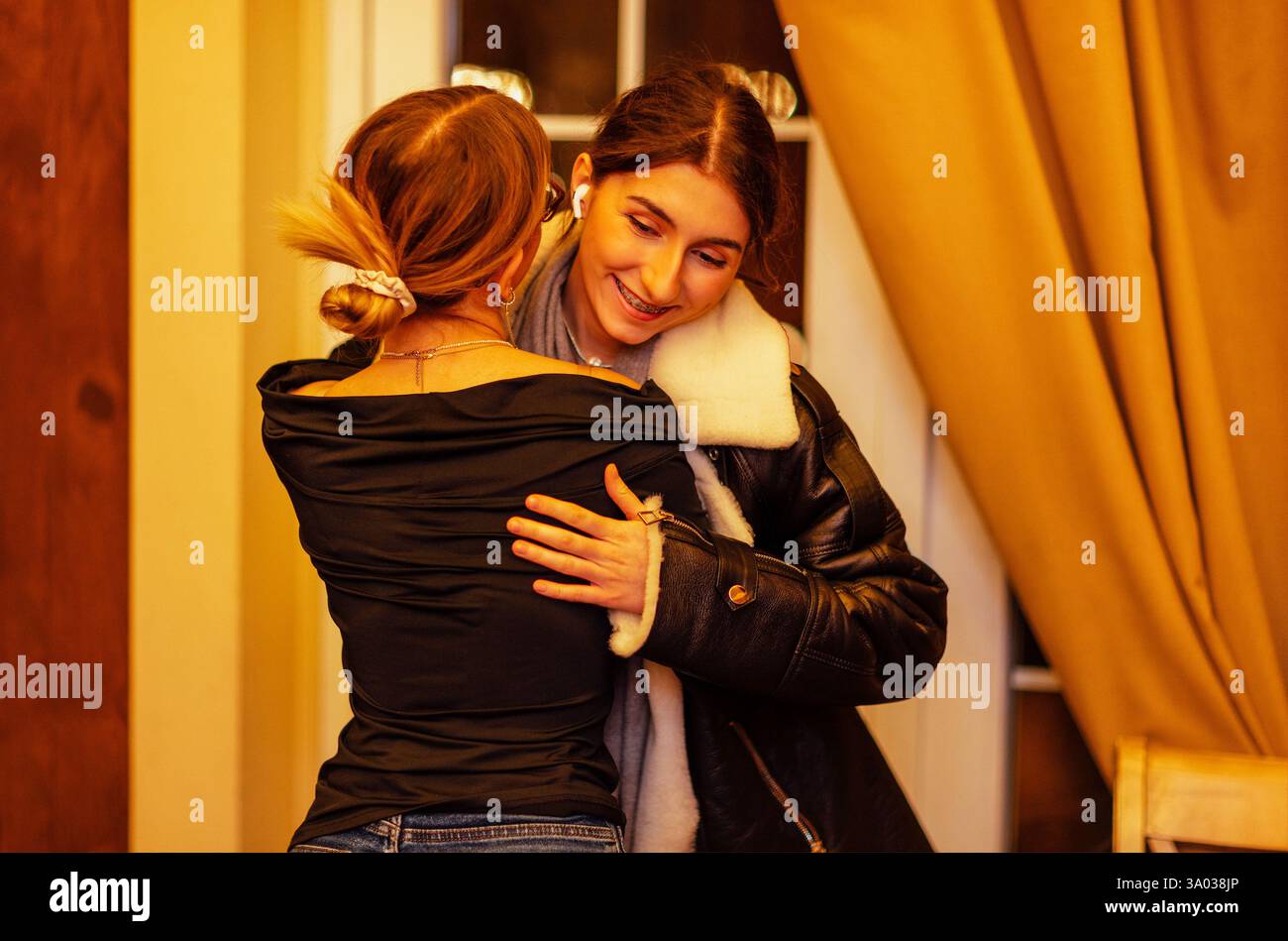 Two girls kiss hi-res stock photography and images - Alamy