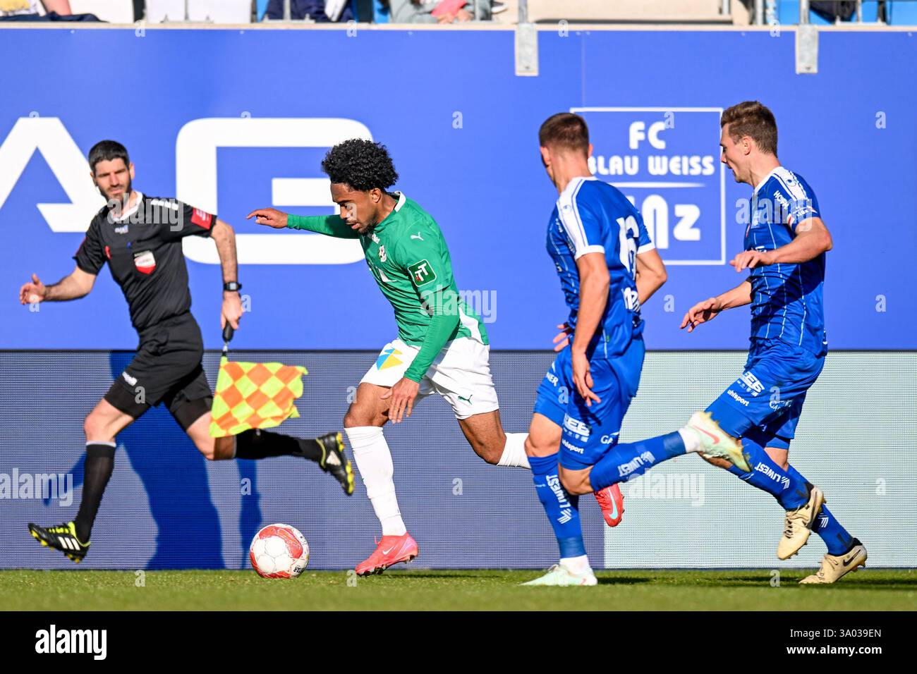 Linz, Austria. 02nd Mar, 2025. LINZ, AUSTRIA -MARCH 2: Quincy Butler of ...
