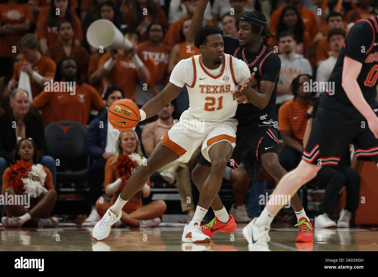 AUSTIN, TX - MARCH 01: Texas Longhorns forward Ze'Rik Onyema (21 ...