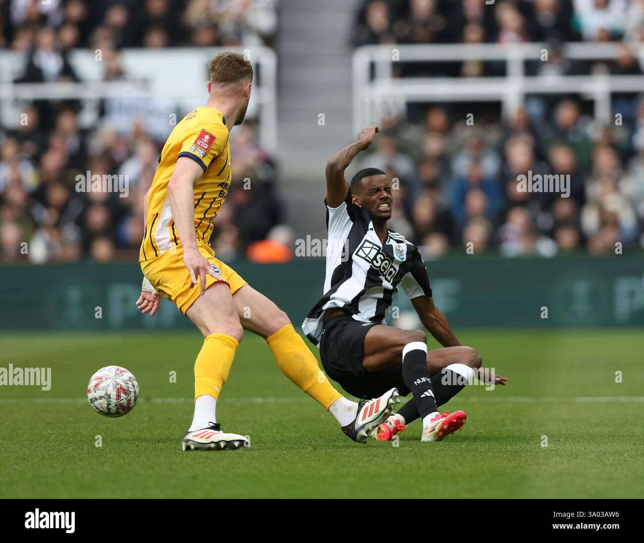 Newcastle Upon Tyne, UK. 2nd Mar, 2025. Alexander Isak (R) of Newcastle ...