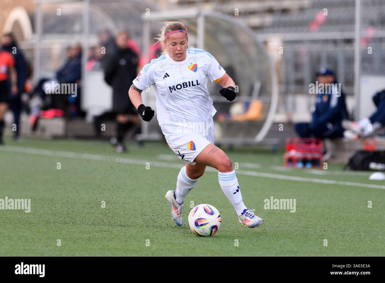 250302 Therese Åsland med bollen under fotbollsmatchen i Svenska Cupen ...