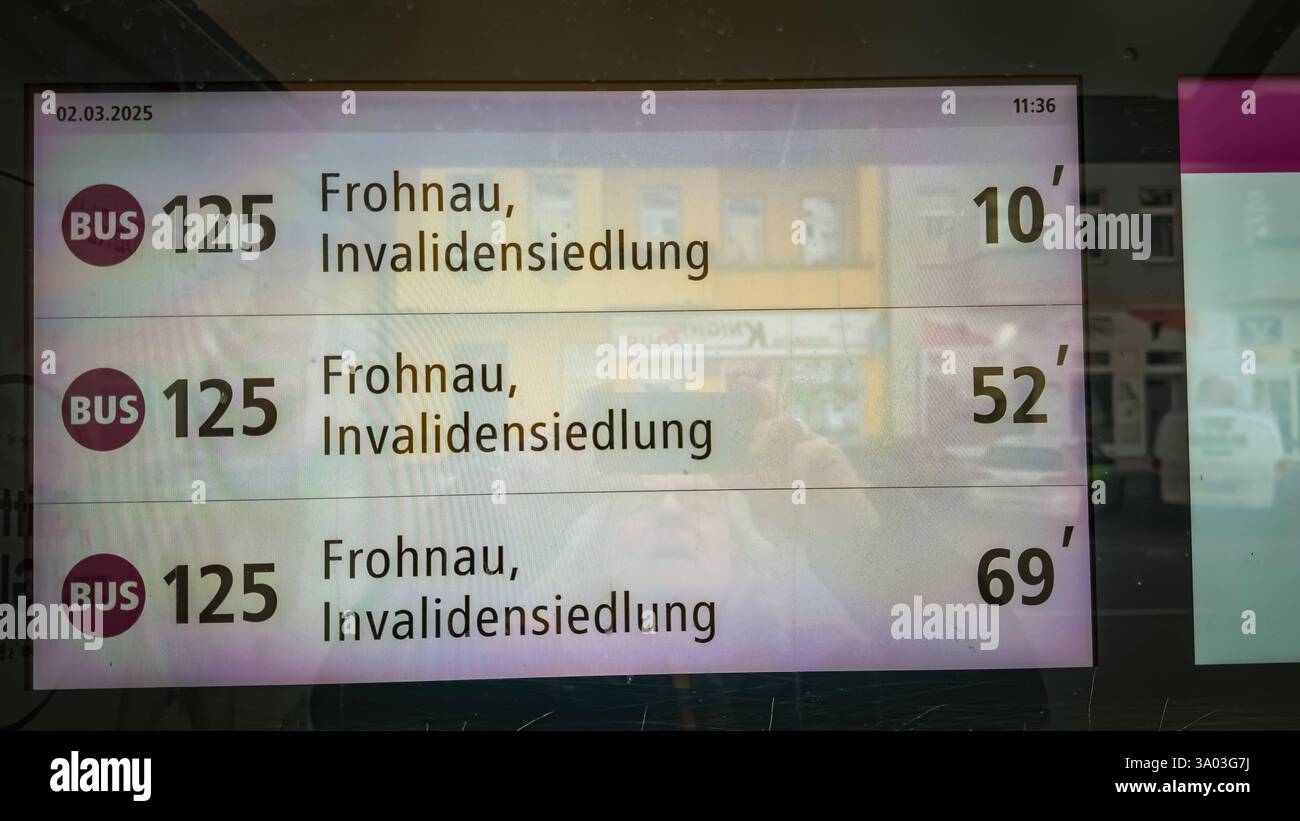 Berlin BVG: Bus, mit der BVG unterwegs, Bus der Linie 125 kommt in 10 ...