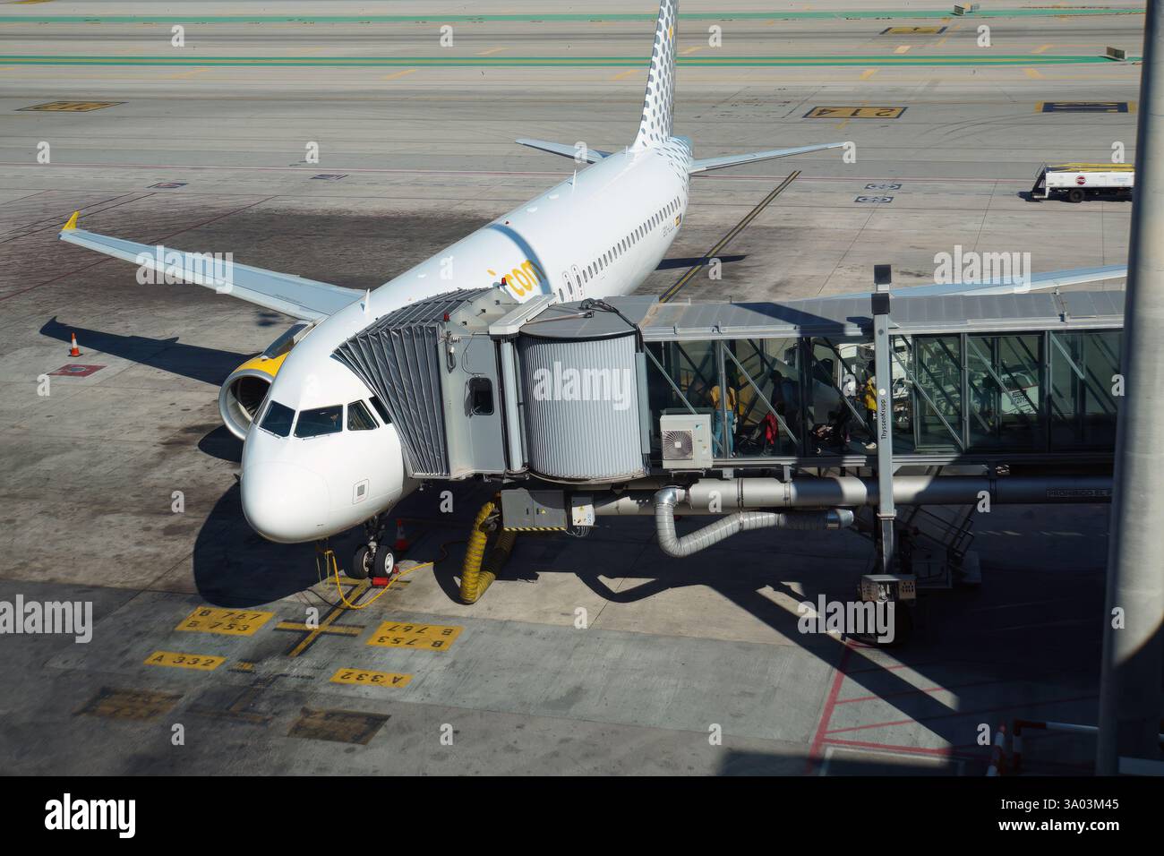 Aircraft docked airport gate hi-res stock photography and images - Alamy