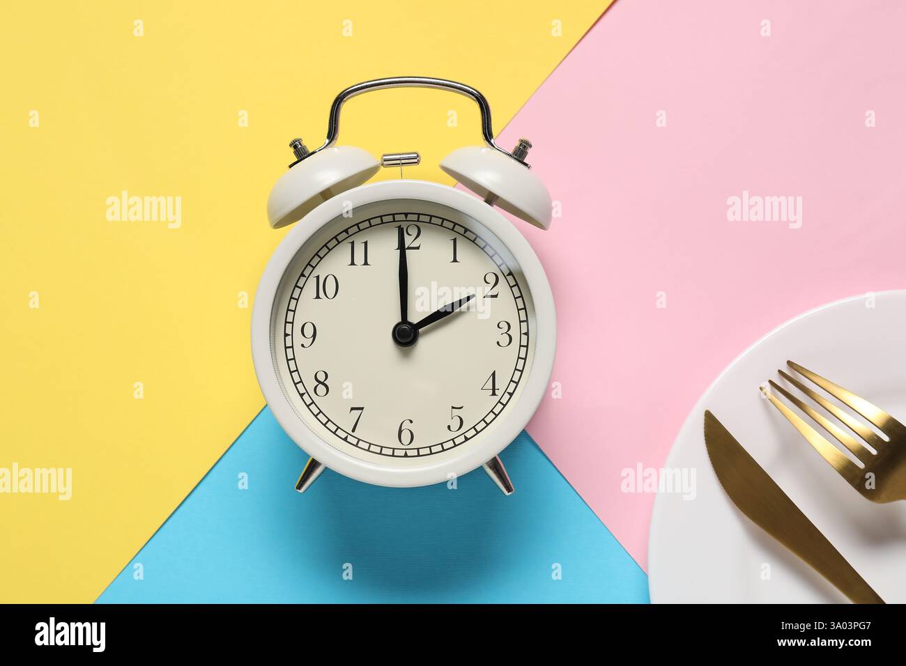 Time for meal. Alarm clock, plate and cutlery on color background, flat ...