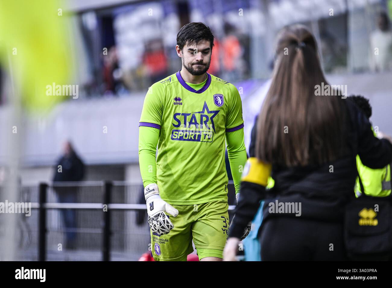 Beerschot's goalkeeper Nick Shinton leaves the field after receiving a ...