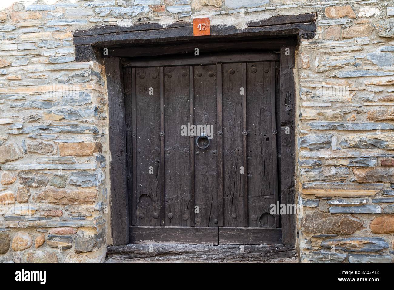 Medievaldoor hi-res stock photography and images - Alamy