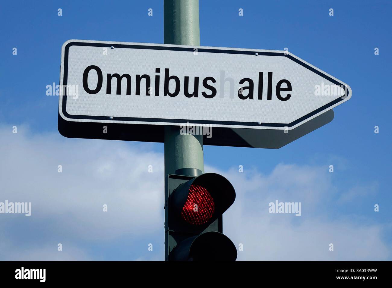 Wegweiser zur Omnibushalle und rote Ampel Fotomontage: Wegweiser zur ...