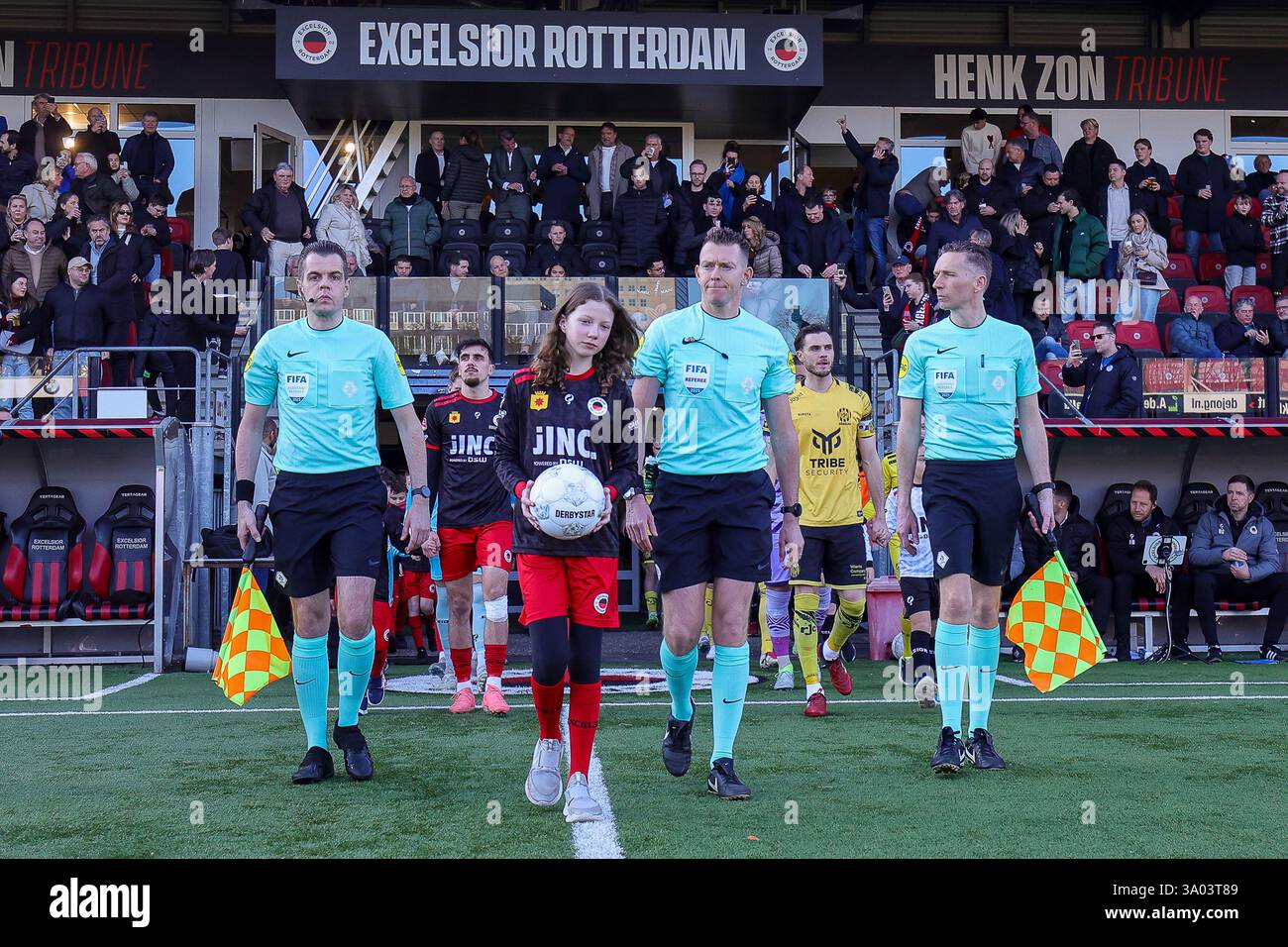 Rotterdam - Referee Allard Lindhout during the twenty-eight round of ...