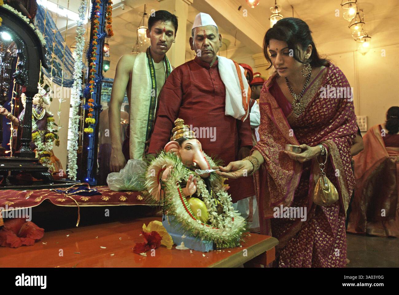 Actress Bhagyashree worshipping lord ganesh during ganesh festival in ...