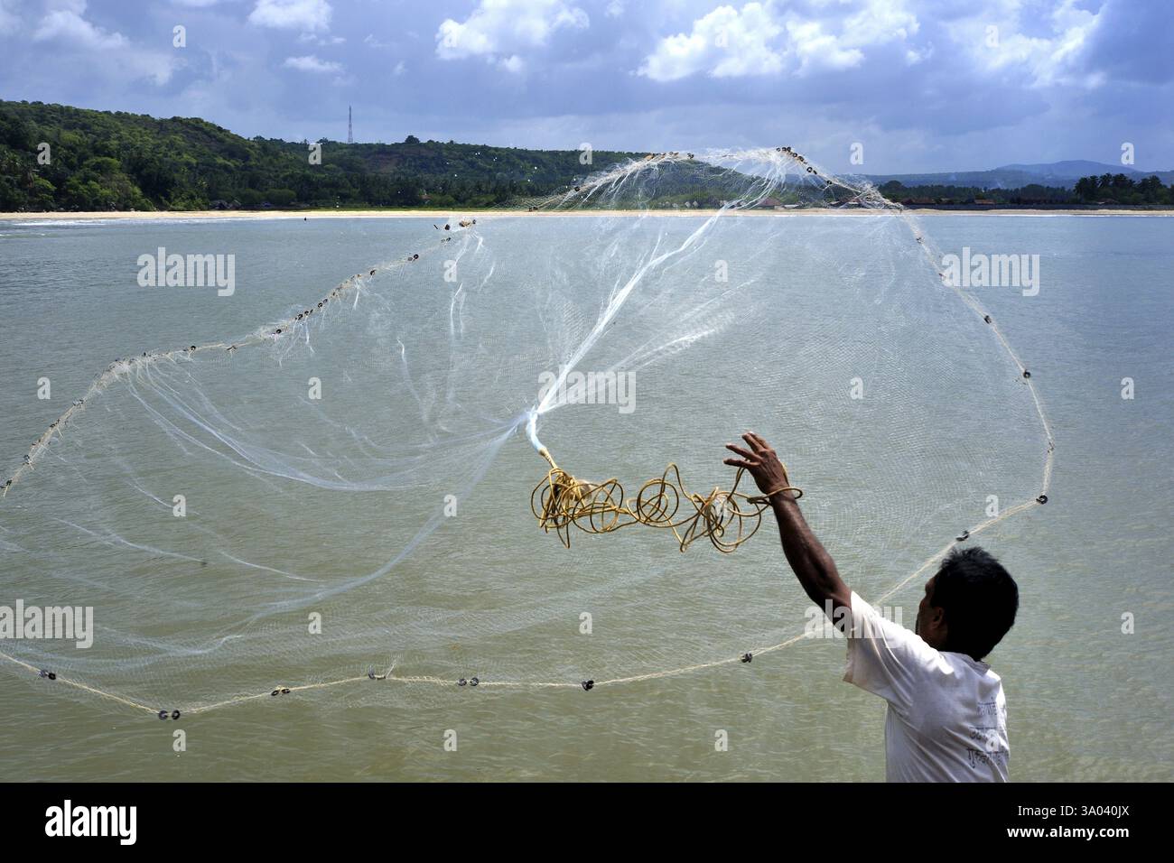 Fisherman throwing net in Arabian sea at Vengurla, Aruali, Sindhudurg ...