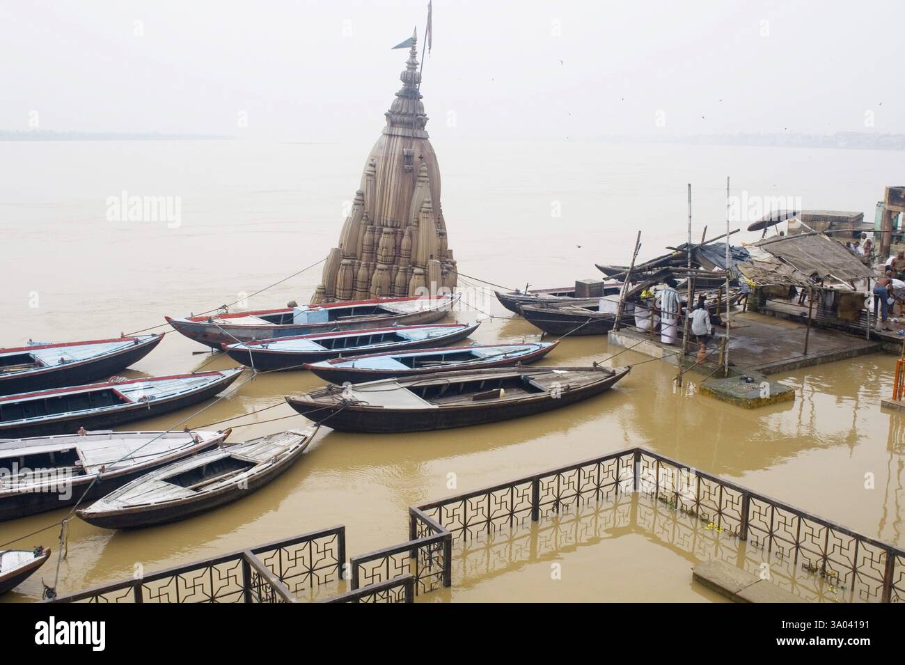 Hindu temple, Benares Kashi in manikarnika ghat, Varanasi, Uttar ...