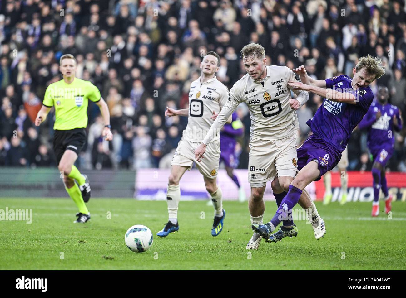 Mechelen's Stephen Welsh and Beerschot's Ewan Henderson pictured in ...