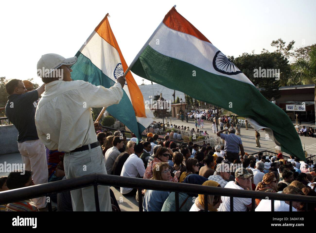 Audience in retreat ceremony called lowering flag at India-Pakistan ...