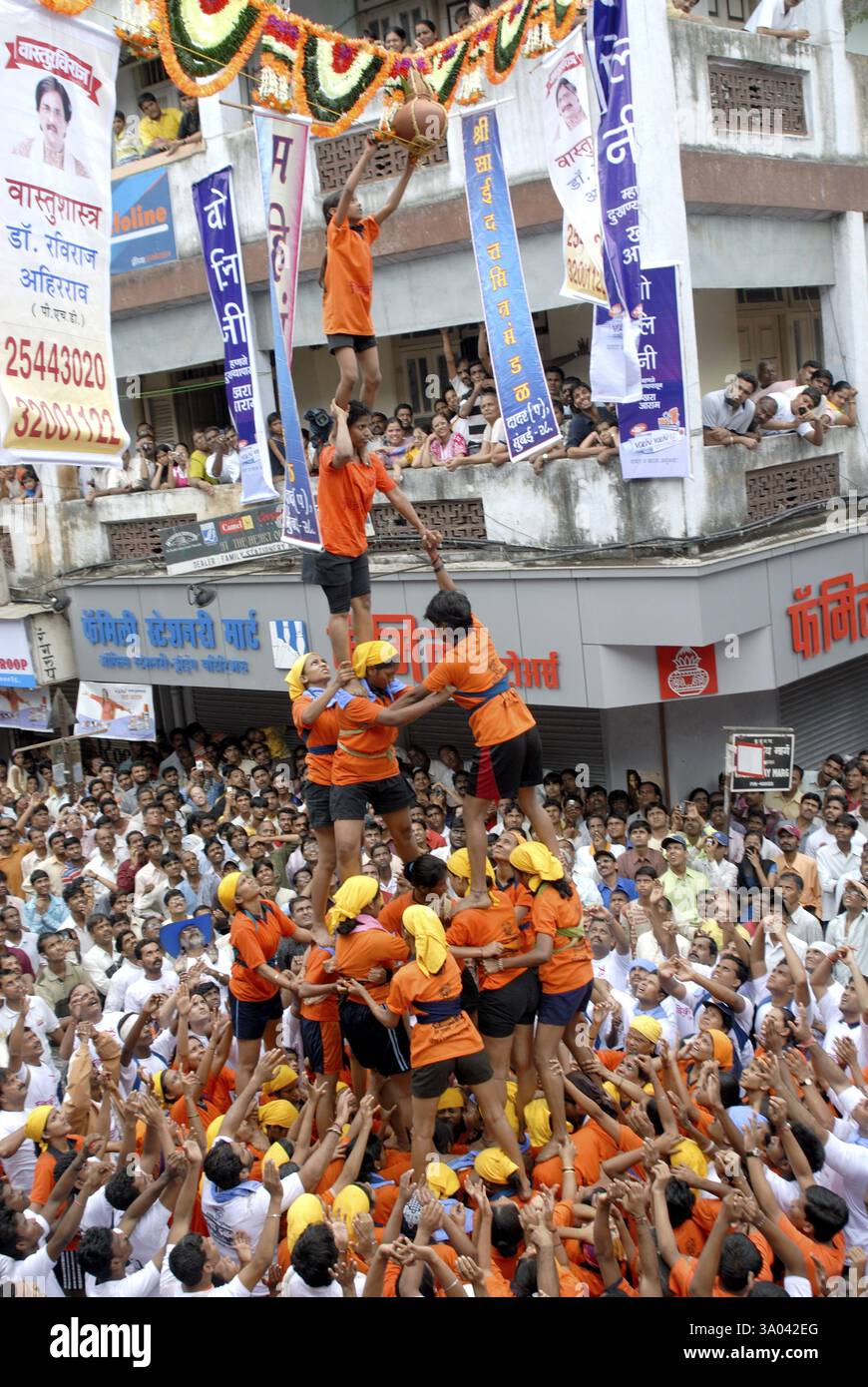 Girls breaking dahi hundi human pyramid on janmashtami gokulashtami ...