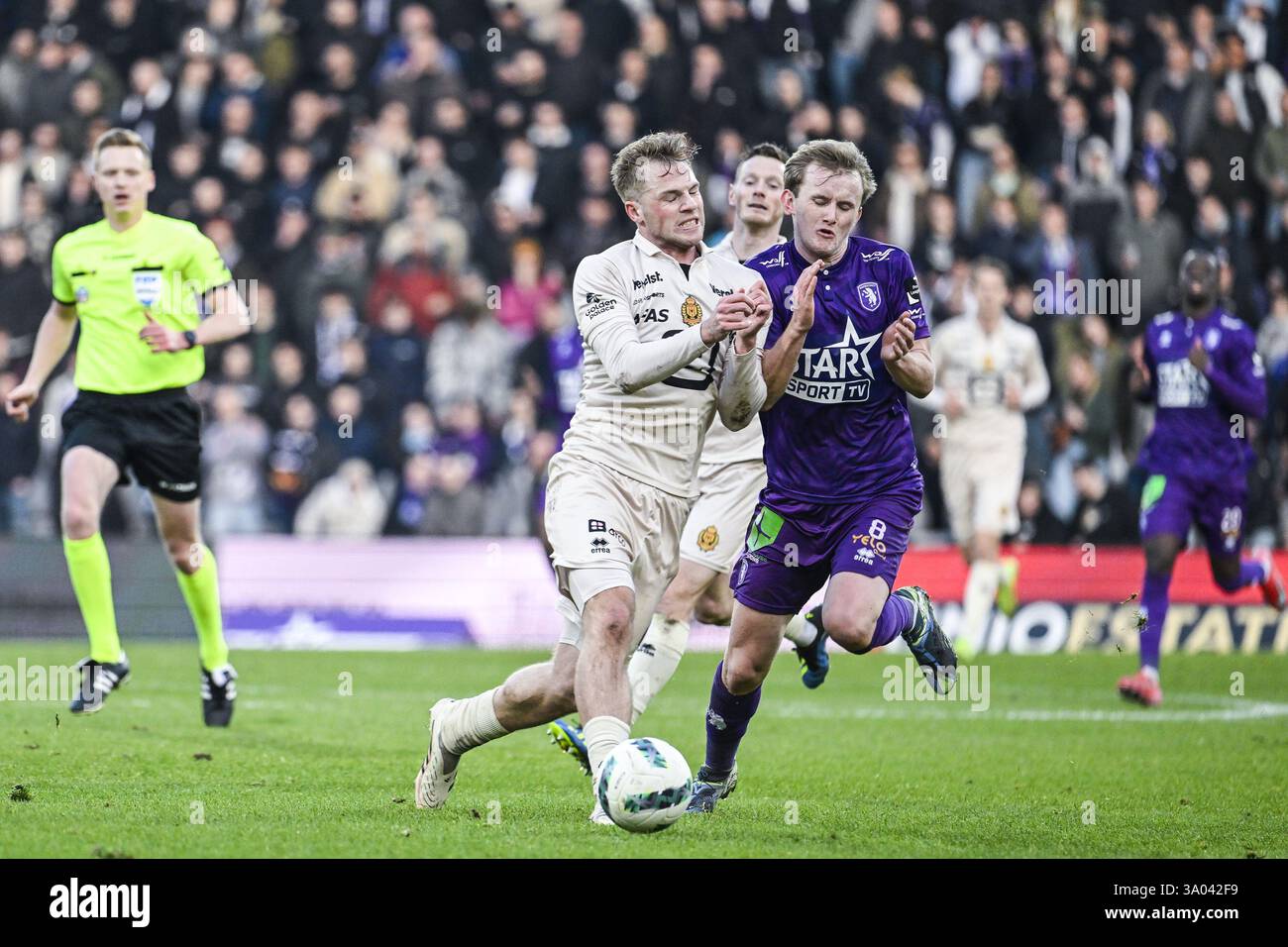 Mechelen's Stephen Welsh and Beerschot's Ewan Henderson pictured in ...