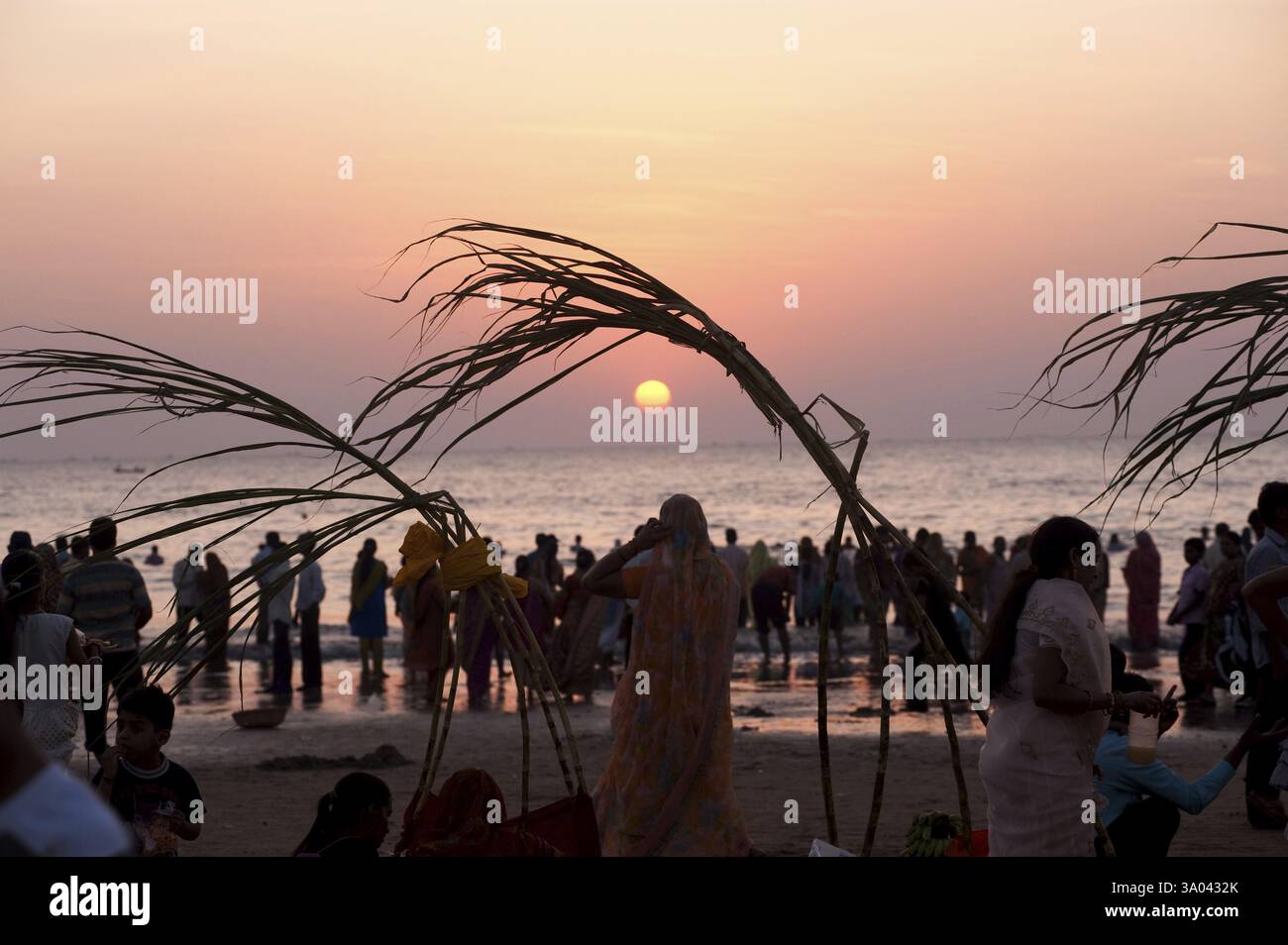 People worshipping sun dala chhath at juhu beach, Bombay Mumbai ...