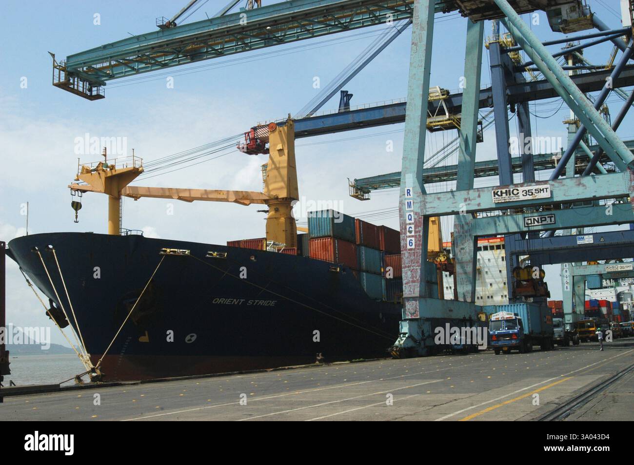 Jnpt port hi-res stock photography and images - Alamy