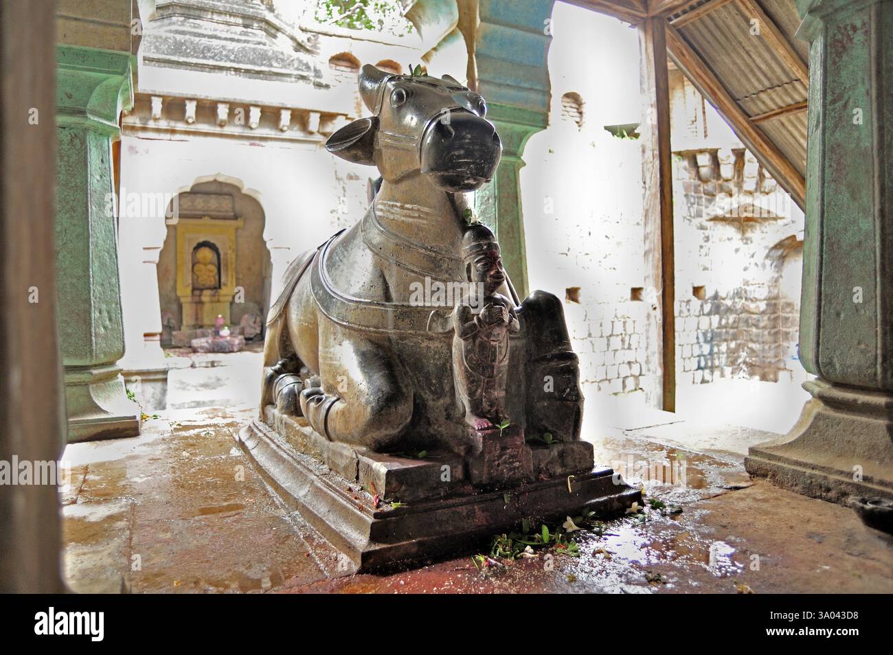 Nandi bull statue at Kashi Vishwanath Temple, Rashin, Karjat ...