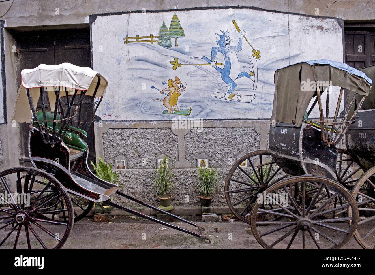 The wall graffiti and heritage hand pulled carts at Kumartuli, Kolkata ...