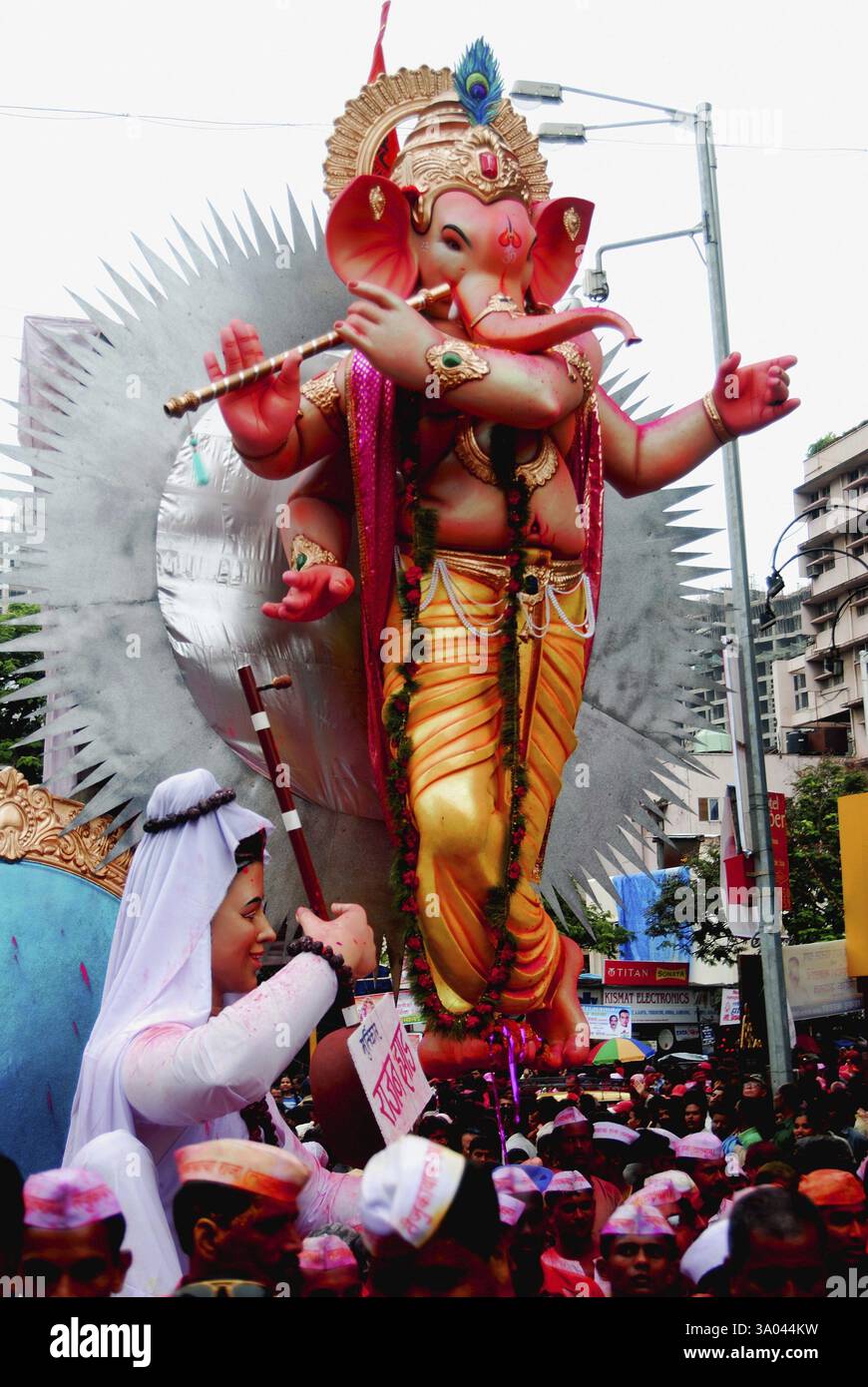 Ganesh ganpati Festival, Immersion of huge idol of Elephant headed God ...