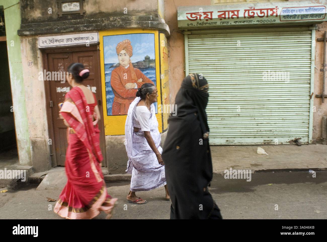 People walking in front of Swami Vivekananda Wall paining, Kolkata ...
