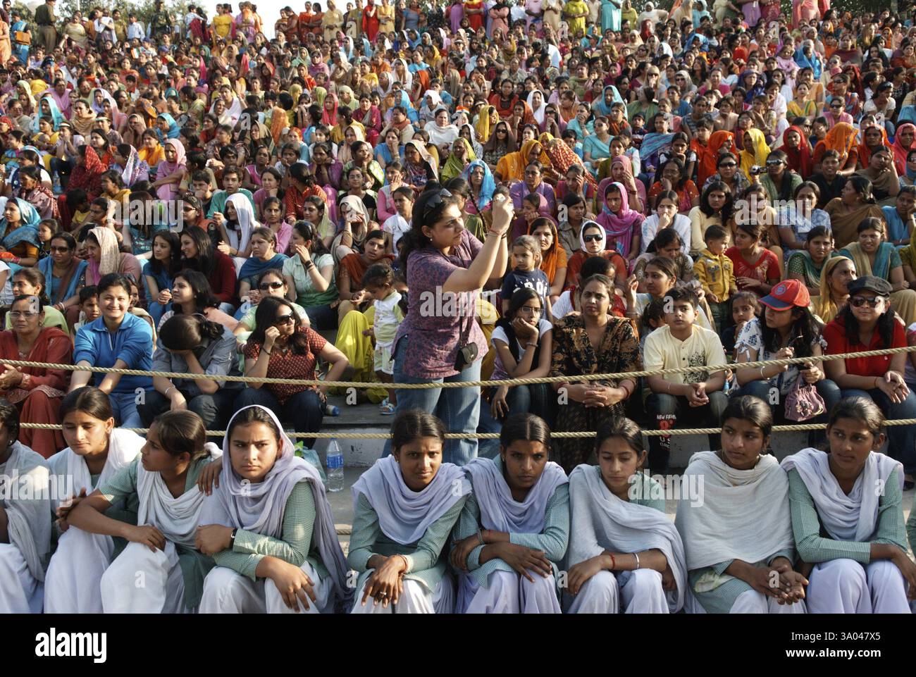 Audience in retreat ceremony called lowering flag at India-Pakistan ...