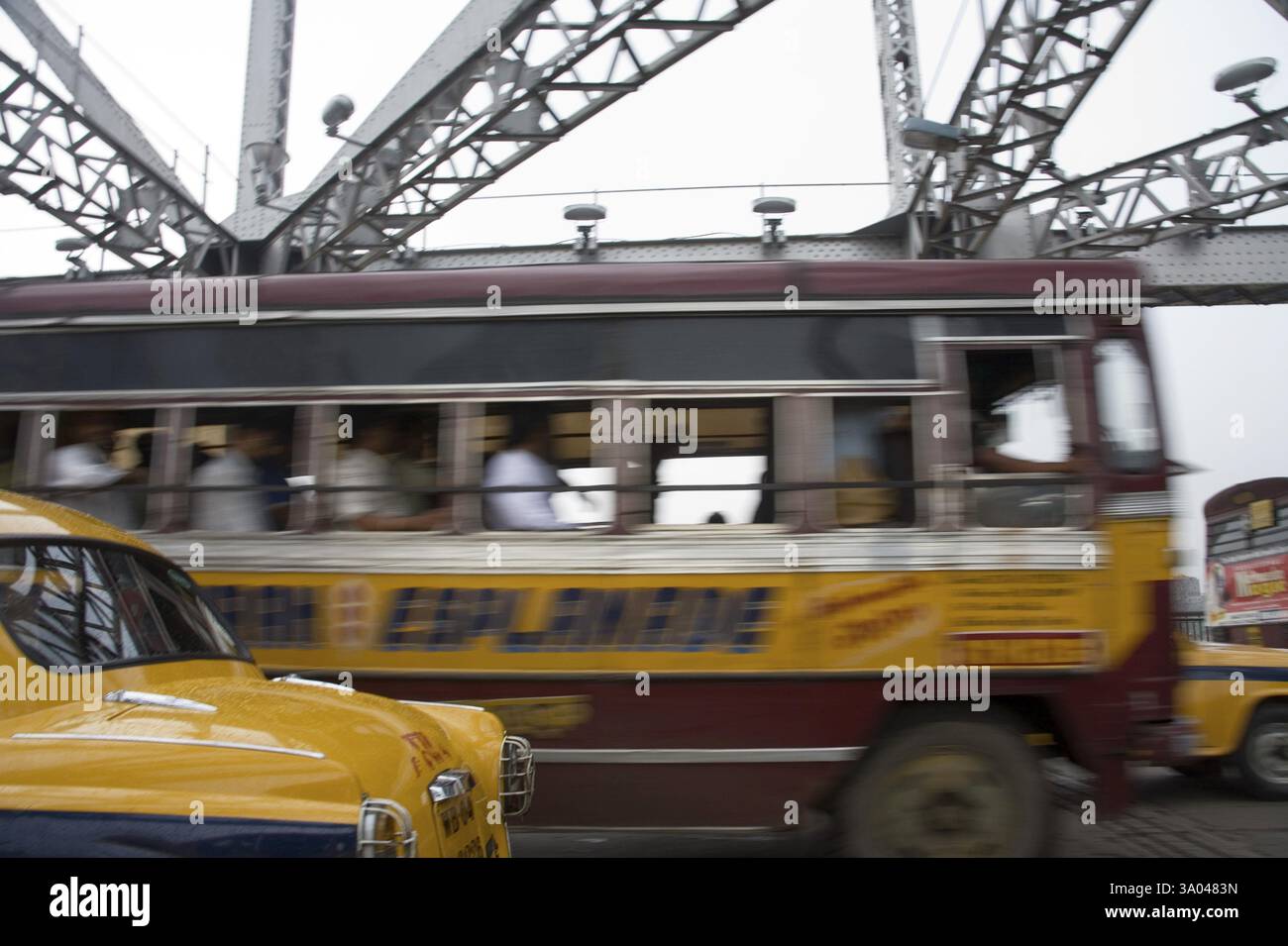 Street scene, Howrah bridge, Calcutta Kolkata, West Bengal, India, Asia ...