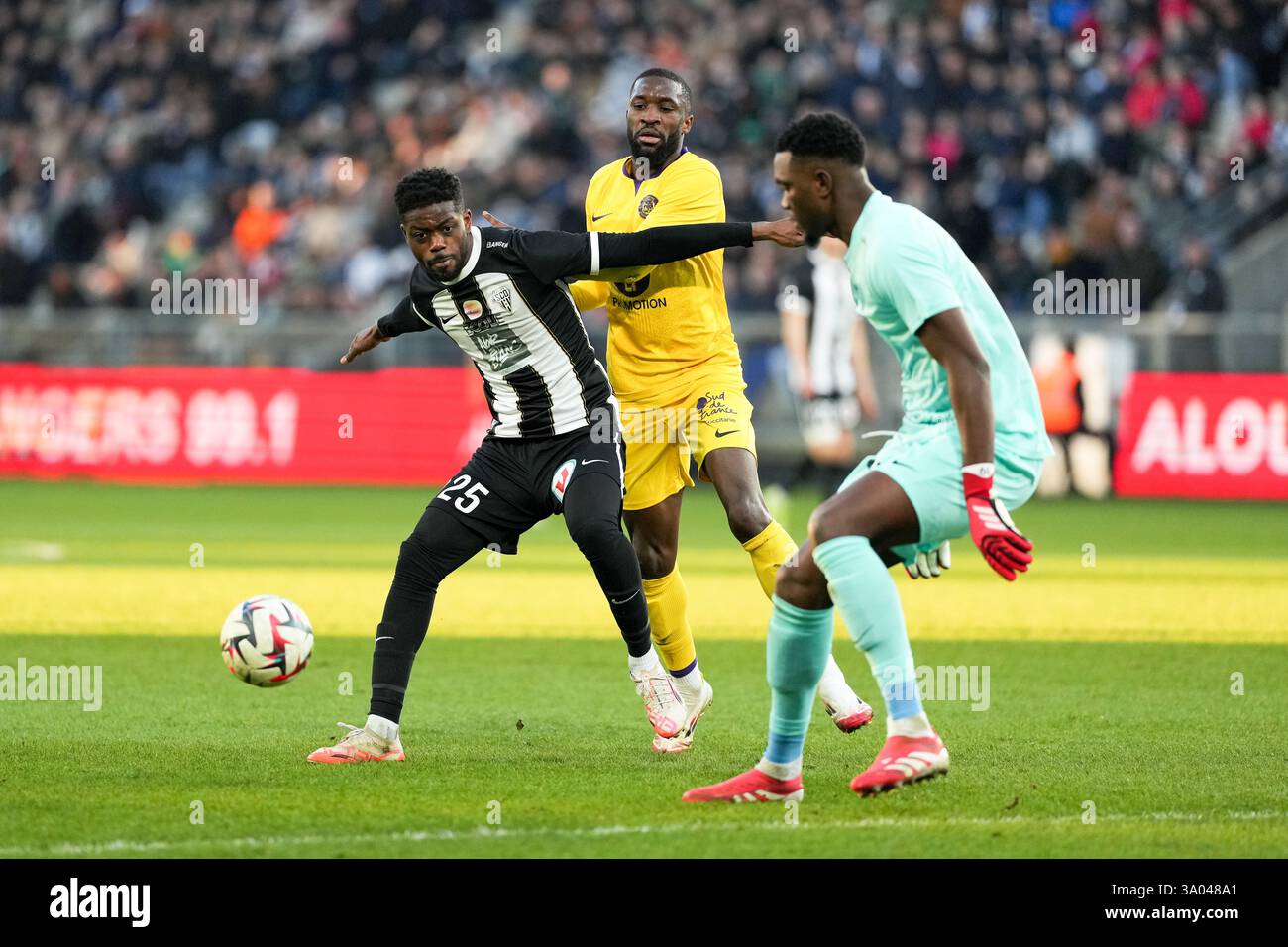 25 Abdoulaye BAMBA (sco) - 80 Shavy BABICKA (tfc) during the Ligue 1 ...