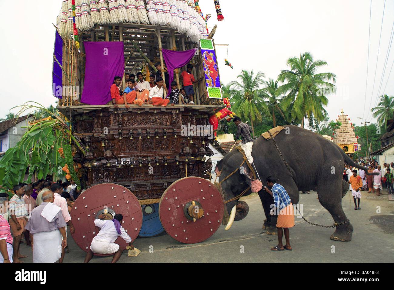 Mahout on elephant pushing rath at Chariot festival, Palakad Palakkad ...