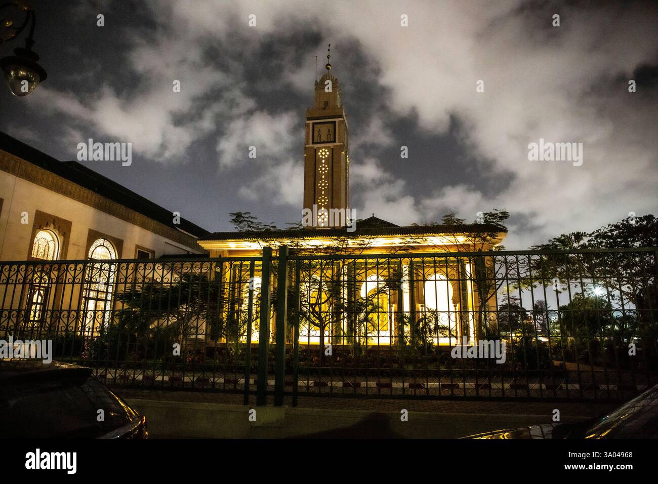 Muslims in Ivory Coast attending Ramadan prayers at the Mohammed VI ...