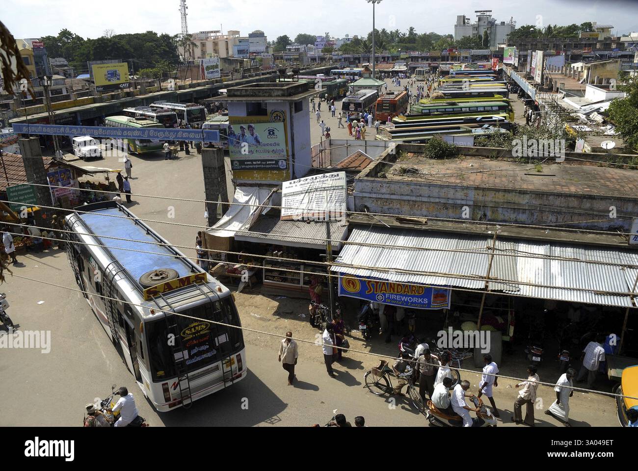 India bus stops hi-res stock photography and images - Alamy