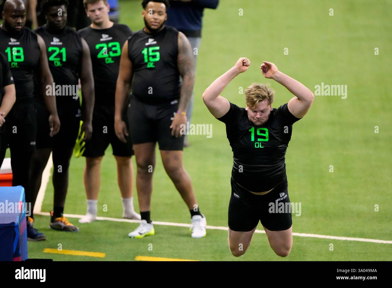 Wisconsin offensive lineman Joe Huber participates in a drill at the ...
