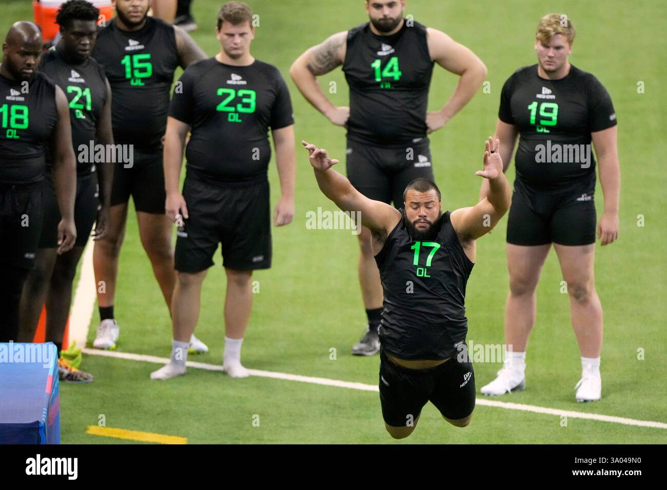 Oregon State offensive lineman Joshua Gray participates in a drill at ...
