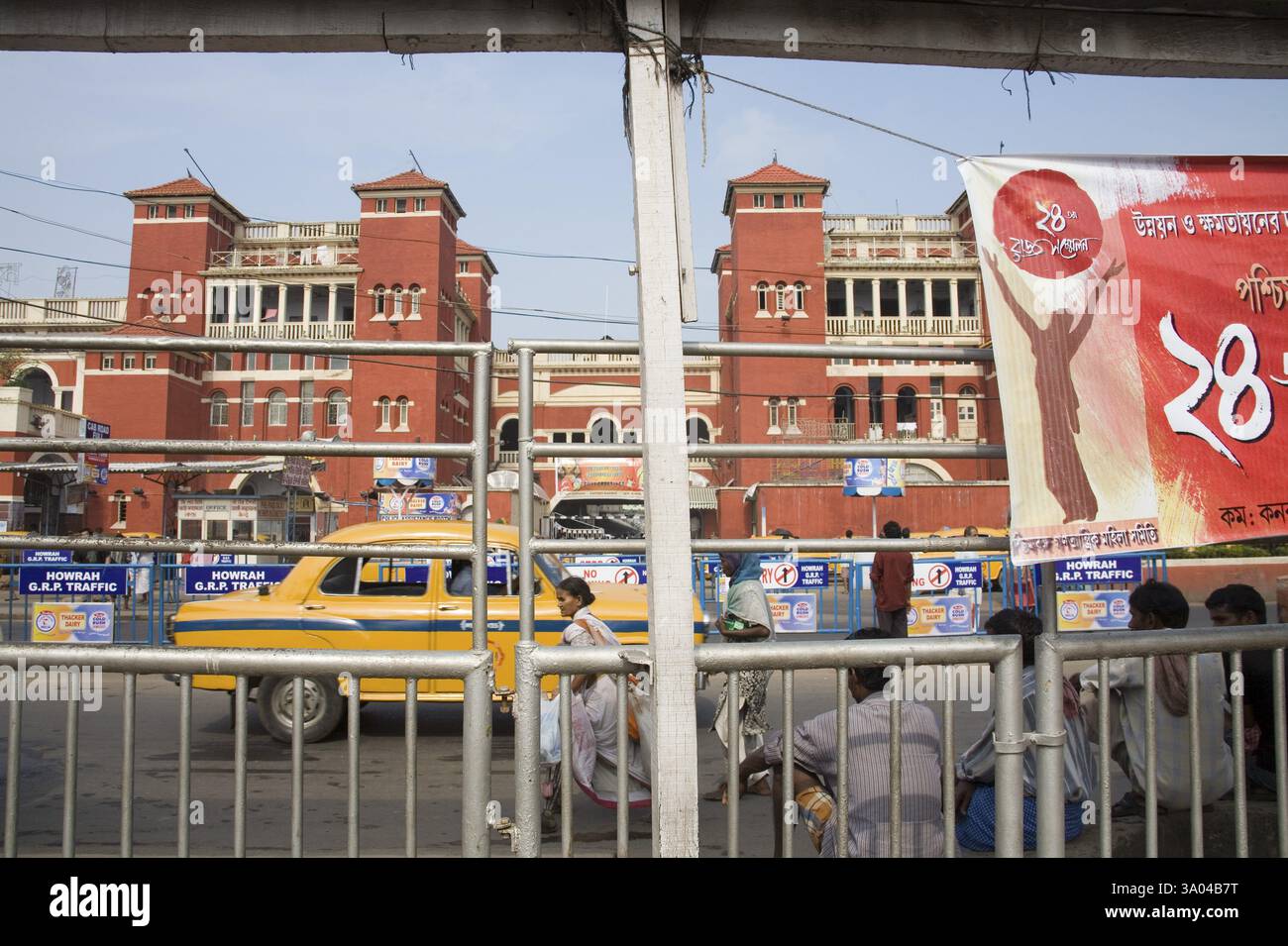 Howrah Railway station architecture, Street Scene, Calcutta Kolkata ...