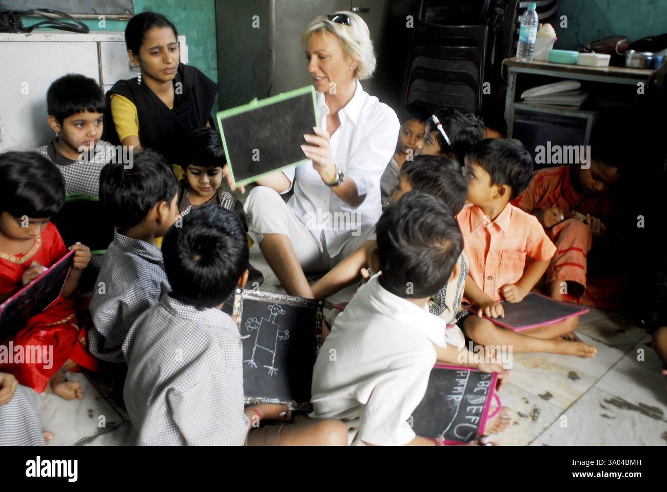 Sabine Christiansen in conversation with children at Amrae an NGO at ...