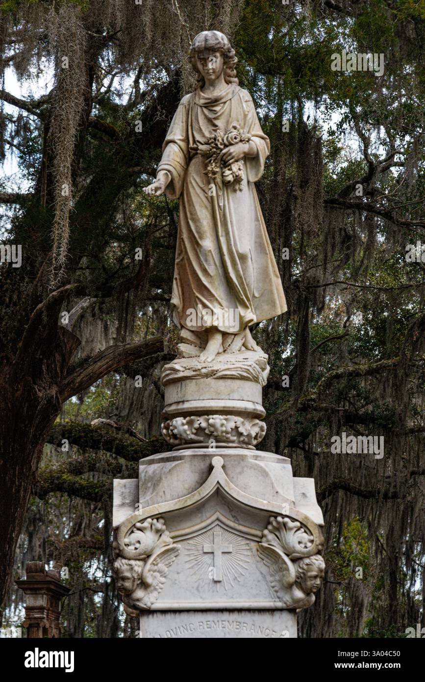 Woman statue standing on the mercer memorial hi-res stock photography ...