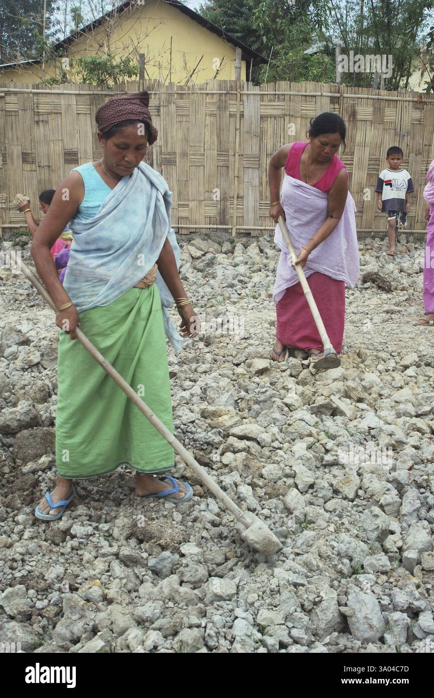 Meira paibis, group of Manipuri women fights for their right and work ...