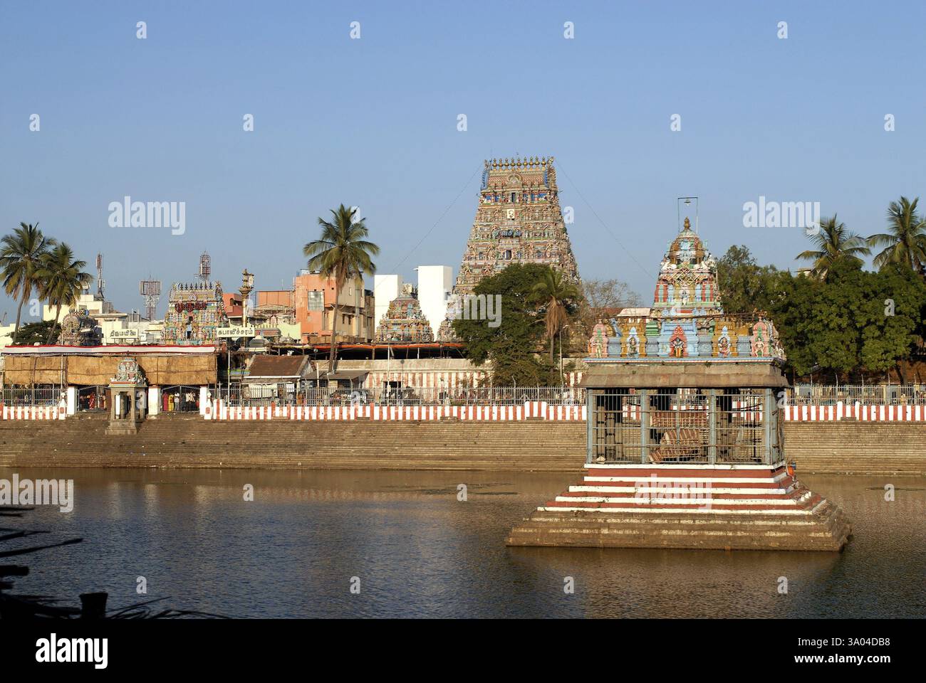 Kapaleswarar temple with huge tank in Mylapore, Chennai, Tamil Nadu ...