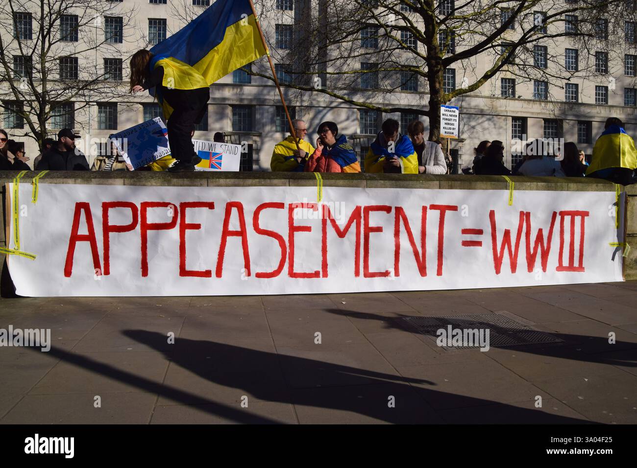 London, UK. 2nd March 2025. Supporters stage a rally for Ukraine ...